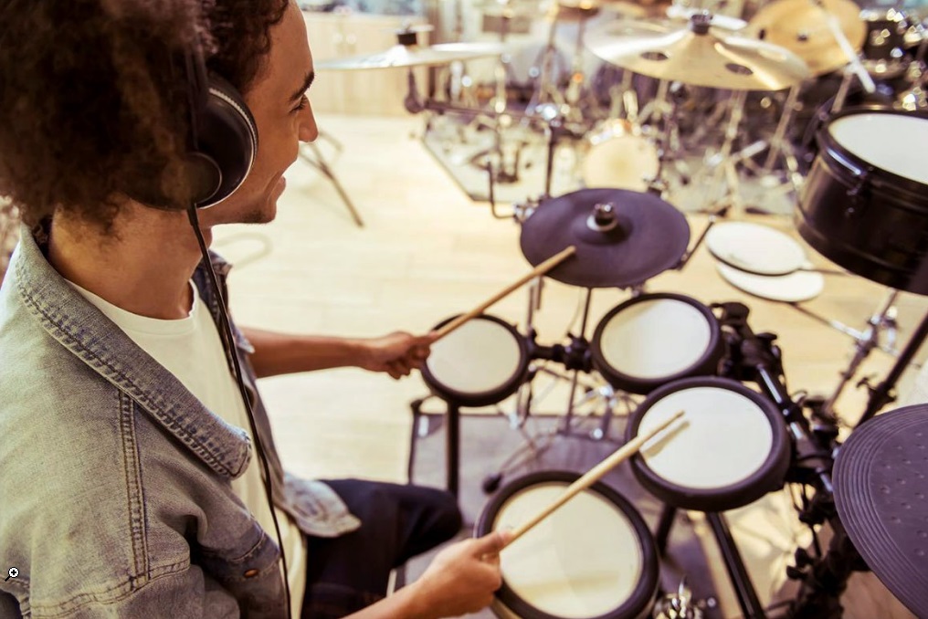 3 stars de la musique qui utilisent la batterie électronique, pourquoi ...